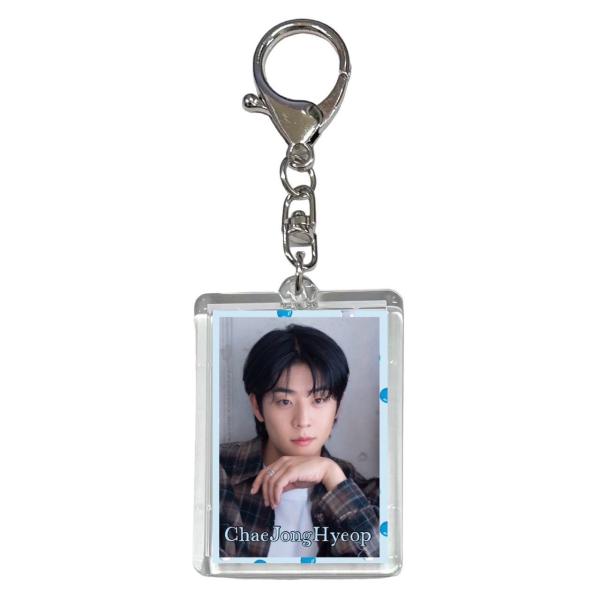 ★キーホルダーの金具部分は写真と異なる場合があります。■写真入りキーホルダー・韓流グッズ・両面写真入り■サイズ：約6×4.5ｃｍ（本体）■材質：アクリル、スチール■店舗連絡先：アンジーソウル0276-55-6707