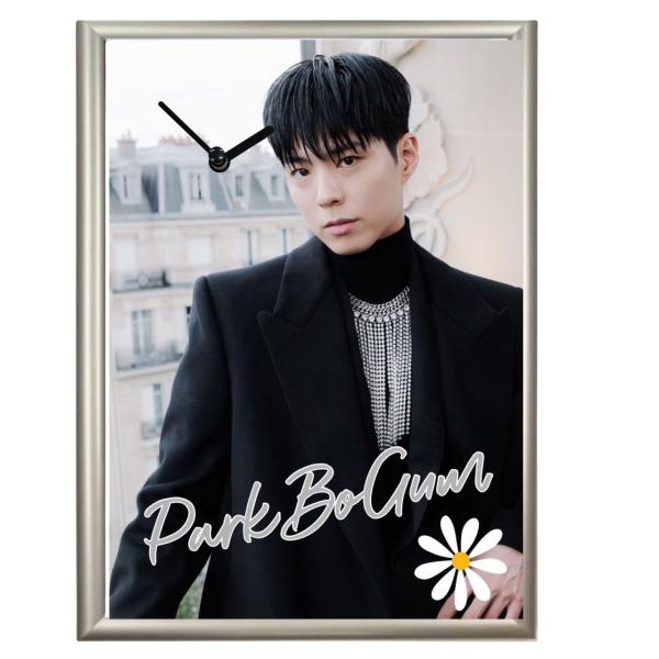 ■フォトフレーム壁掛け時計・韓流グッズ・単3電池1個使用（別売り）■サイズ：約232×318ｍm■主な材質：発砲ポリスチレン、ＭＤＦ、ＰＶＣ、紙、スチール■店舗連絡先：アンジーソウル0276-55-6707★作動確認後にお送りします。