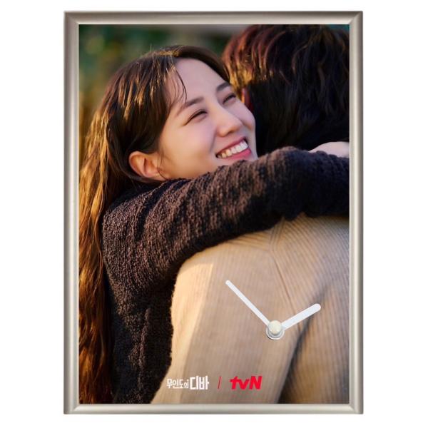 ■フォトフレーム壁掛け時計・韓流グッズ・単3電池1個使用（別売り）■サイズ：約232×318ｍm■主な材質：発砲ポリスチレン、ＭＤＦ、ＰＶＣ、紙、スチール■店舗連絡先：アンジーソウル0276-55-6707★作動確認後にお送りします。