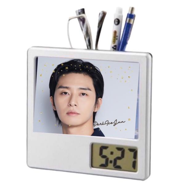 ■写真入りペン立て付き置き時計・単4電池1個使用（別売り）・使用方法は取扱説明書に記載してあります。サイズ：W145×D20×H140mm素材：ABS樹脂、ガラス中国製
