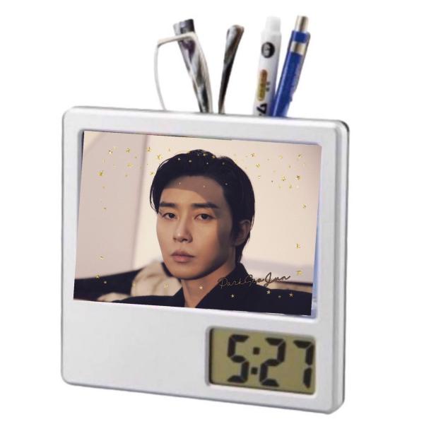 ■写真入りペン立て付き置き時計・単4電池1個使用（別売り）・使用方法は取扱説明書に記載してあります。サイズ：W145×D20×H140mm素材：ABS樹脂、ガラス中国製
