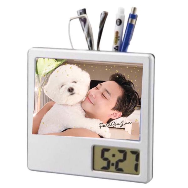 ■写真入りペン立て付き置き時計・単4電池1個使用（別売り）・使用方法は取扱説明書に記載してあります。サイズ：W145×D20×H140mm素材：ABS樹脂、ガラス中国製