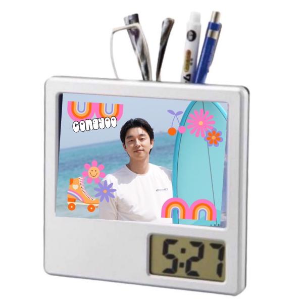 ■写真入りペン立て付き置き時計・単4電池1個使用（別売り）・使用方法は取扱説明書に記載してあります。サイズ：W145×D20×H140mm素材：ABS樹脂、ガラス中国製