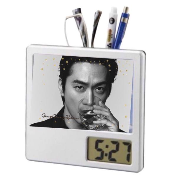 ■写真入りペン立て付き置き時計・単4電池1個使用（別売り）・使用方法は取扱説明書に記載してあります。サイズ：W145×D20×H140mm素材：ABS樹脂、ガラス中国製