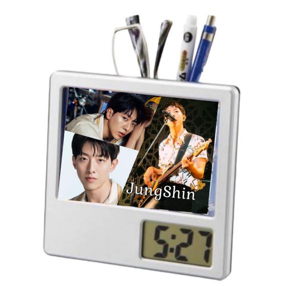 ■写真入りペン立て付き置き時計・単4電池1個使用（別売り）・使用方法は取扱説明書に記載してあります。サイズ：W145×D20×H140mm素材：ABS樹脂、ガラス中国製