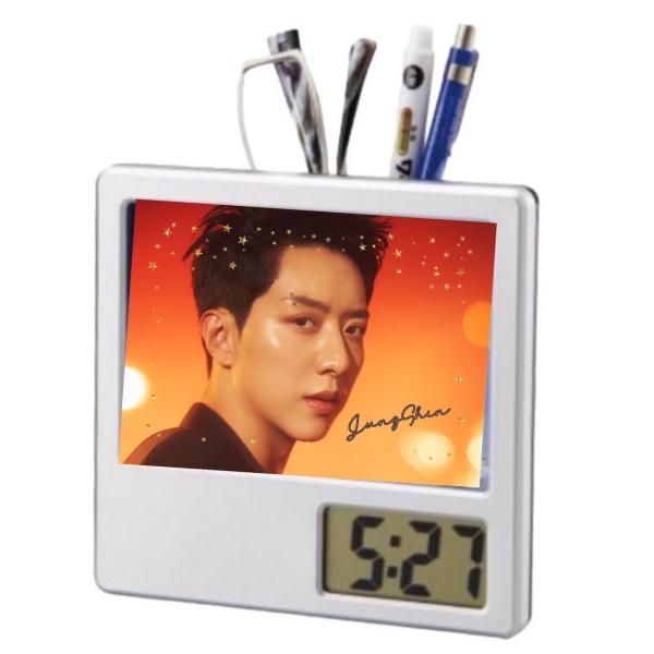 ■写真入りペン立て付き置き時計・単4電池1個使用（別売り）・使用方法は取扱説明書に記載してあります。サイズ：W145×D20×H140mm素材：ABS樹脂、ガラス中国製