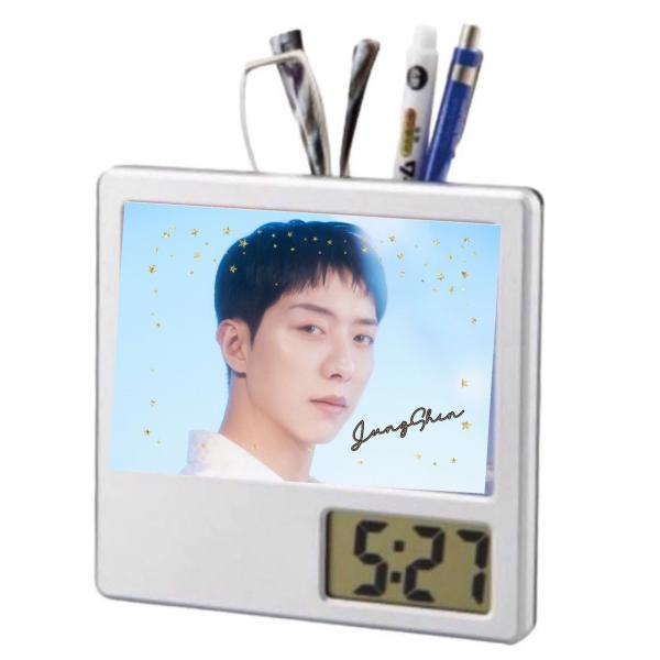 ■写真入りペン立て付き置き時計・単4電池1個使用（別売り）・使用方法は取扱説明書に記載してあります。サイズ：W145×D20×H140mm素材：ABS樹脂、ガラス中国製