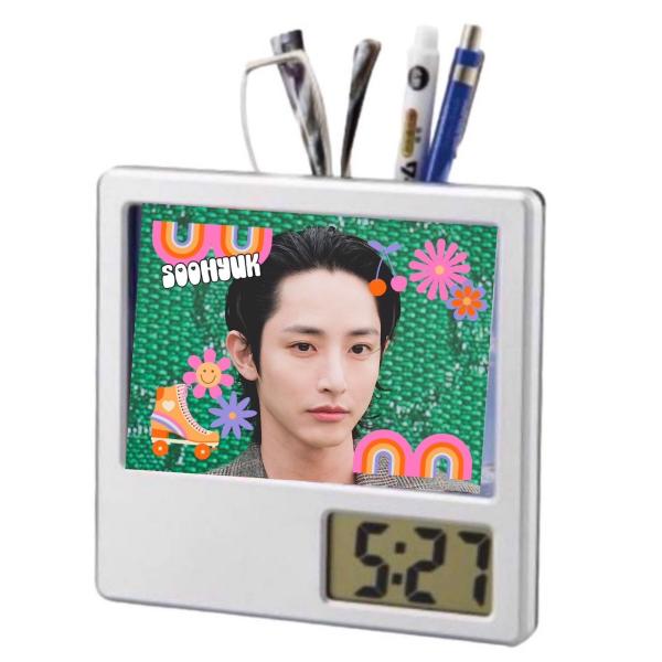 ■写真入りペン立て付き置き時計・単4電池1個使用（別売り）・使用方法は取扱説明書に記載してあります。サイズ：W145×D20×H140mm素材：ABS樹脂、ガラス中国製