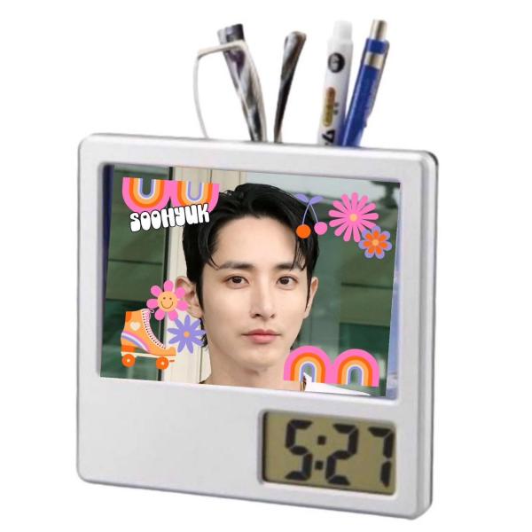 ■写真入りペン立て付き置き時計・単4電池1個使用（別売り）・使用方法は取扱説明書に記載してあります。サイズ：W145×D20×H140mm素材：ABS樹脂、ガラス中国製