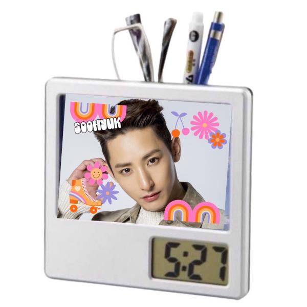 ■写真入りペン立て付き置き時計・単4電池1個使用（別売り）・使用方法は取扱説明書に記載してあります。サイズ：W145×D20×H140mm素材：ABS樹脂、ガラス中国製