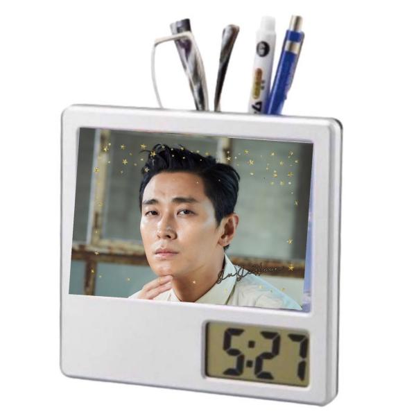 ■写真入りペン立て付き置き時計・単4電池1個使用（別売り）・使用方法は取扱説明書に記載してあります。サイズ：W145×D20×H140mm素材：ABS樹脂、ガラス中国製