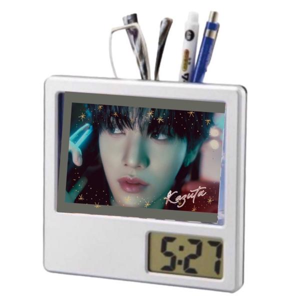 ■写真入りペン立て付き置き時計・単4電池1個使用（別売り）・使用方法は取扱説明書に記載してあります。サイズ：W145×D20×H140mm素材：ABS樹脂、ガラス中国製