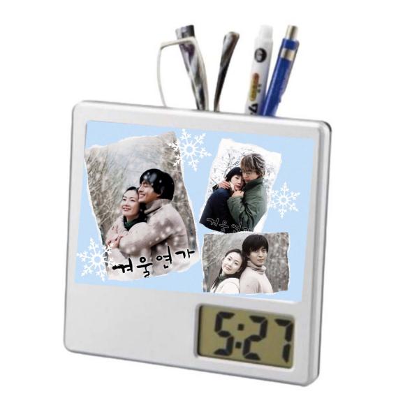 ■写真入りペン立て付き置き時計・単4電池1個使用（別売り）・使用方法は取扱説明書に記載してあります。サイズ：W145×D20×H140mm素材：ABS樹脂、ガラス中国製