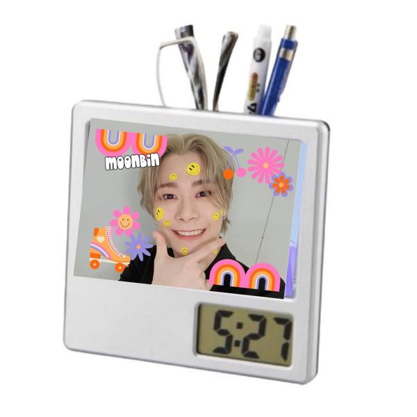 ■写真入りペン立て付き置き時計・単4電池1個使用（別売り）・使用方法は取扱説明書に記載してあります。サイズ：W145×D20×H140mm素材：ABS樹脂、ガラス中国製