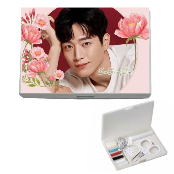 ■ソーイングセット・韓流グッズ・携帯に便利なボックス入りのソーイングセット・ケースの写真は耐水シールです。■内容：ハサミ/針/糸通し/ボタン■サイズ：63×93×15mm■韓国製