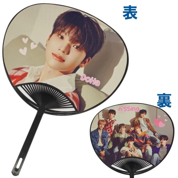 ■うちわ・レギュラーサイズ・韓流グッズ・両面に写真入りのうちわです。■サイズ：約横24ｃｍ×縦34ｃｍ■韓国製■店舗連絡先：アンジーソウル0276-55-6707/090-6520-0650
