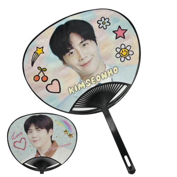 ■うちわ・レギュラーサイズ・韓流グッズ・両面に写真入りのうちわです。■サイズ：約横24ｃｍ×縦34ｃｍ■韓国製■店舗連絡先：アンジーソウル0276-55-6707/090-6520-0650