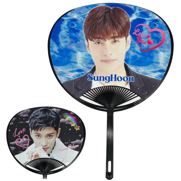 ■うちわ・レギュラーサイズ・韓流グッズ・両面に写真入りのうちわです。■サイズ：約横24ｃｍ×縦34ｃｍ■韓国製■店舗連絡先：アンジーソウル0276-55-6707/090-6520-0650