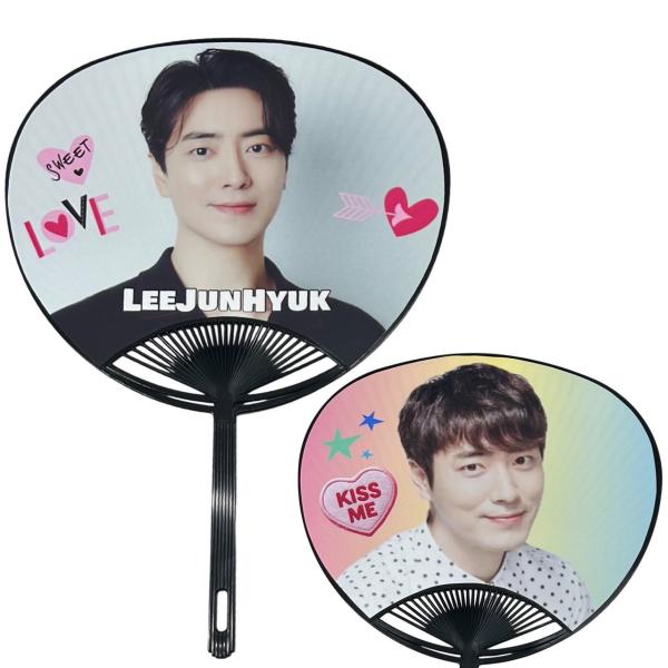 ■うちわ・レギュラーサイズ・韓流グッズ・両面に写真入りのうちわです。■サイズ：約横24ｃｍ×縦34ｃｍ■店舗連絡先：アンジーソウル0276-55-6707/090-6520-0650