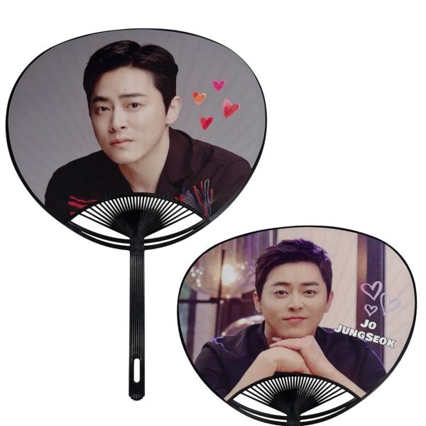 ■うちわ・レギュラーサイズ・韓流グッズ・両面に写真入りのうちわです。■サイズ：約横24ｃｍ×縦34ｃｍ■店舗連絡先：アンジーソウル0276-55-6707/090-6520-0650