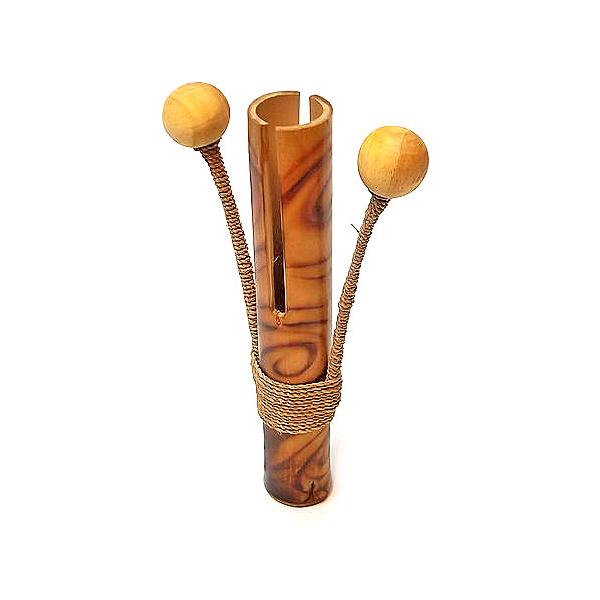 バンブーで作られた楽器クラッカー。マラカスのように振ると手のようなバチが真ん中の竹に当り『カラ♪カラ♪』と乾いた音をリズミカルに響かせます。手作りの民芸品のため、音にばらつきがありますが、バンブーの風鈴にも似た音色には温かみがあります。一本...