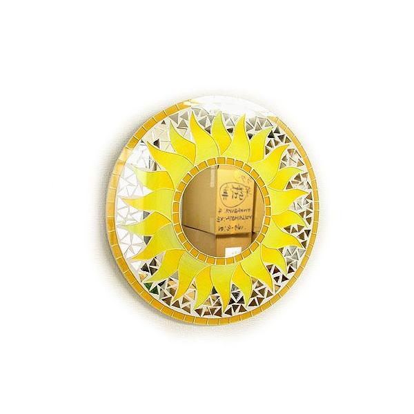 石膏にモザイクで明るい黄色の太陽を描いた壁掛け鏡、風水でも人気のカラー【黄色】に30cmが新登場◎中心に丸い鏡と、周囲の炎の間にも小さい三角形の断片でミラーが散りばめられています色つきの太陽とは違い、とても上品でお洒落なミラーです。金具付き...