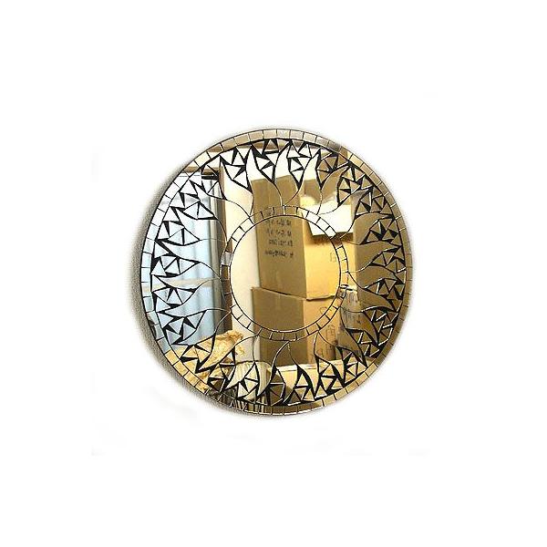 石膏にモザイクで燃える太陽を描いた壁掛けミラー。人気のシリーズ、直径30cmのタイプに落ち着いた色彩のブラック太陽が新登場☆中心に丸い鏡と、周囲の炎の間にも小さい三角形の断片でガラスのモザイクが散りばめられており太陽の形がブラックのラインで...
