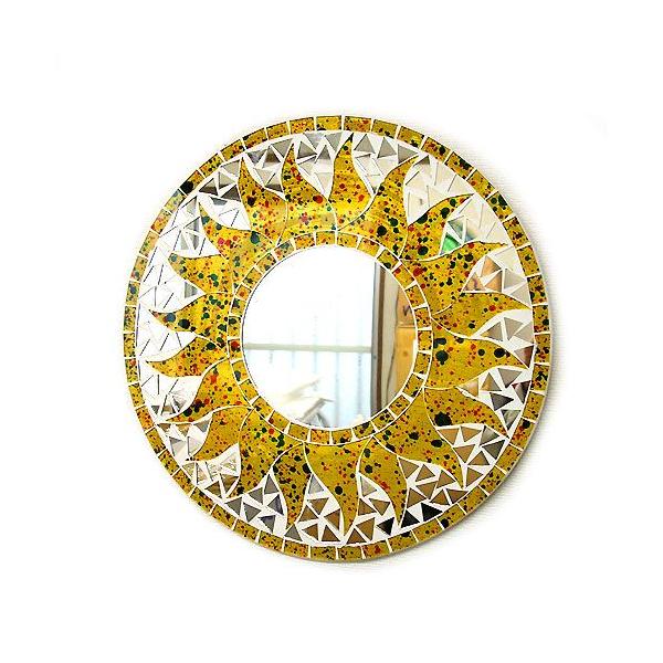 石膏にモザイクで明るい黄色の太陽を描いた壁掛けミラー、太陽の中にきれいなドットの模様が入ります。中心に丸い鏡と、周囲の炎の間にも小さい三角形の断片でモザイクが散りばめられており太陽の色が映えてとても上品でお洒落なミラーです。金具付きで、壁の...