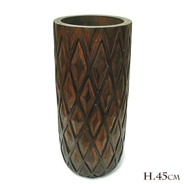 手彫りの落ち着いた雰囲気がお洒落な木彫りの傘立て全体にひし形のダイヤ柄が細かく丁寧に彫られています。店舗の入り口に置いてバリ風の傘立てとしても、ドライフラワーやデコレーションスタンドとしてリビングや玄関のインテリアにしても素敵です☆アジアン...