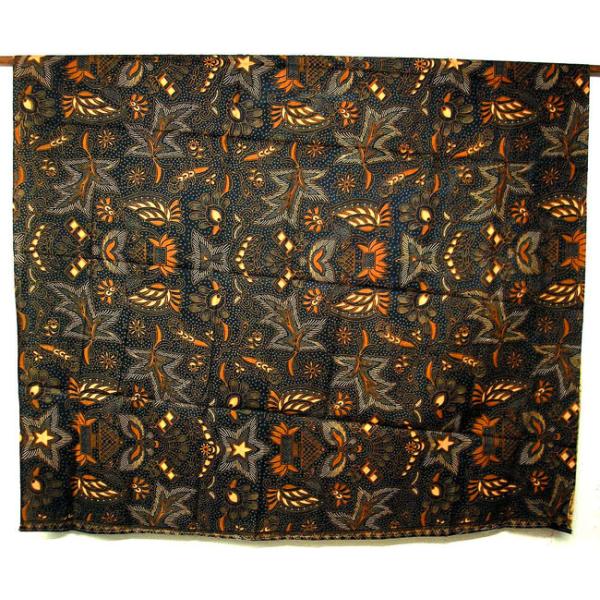 インドネシアの伝統的な柄を一点づつ下絵を手描きしてプリントした、落ち着いた雰囲気の中にも華やさのあるバティック。バティックとはインドネシアのろうけつ染であるジャワ更紗のこと。細部まで細かく味わい深い伝統的な素晴らしい模様を楽しむ事ができます...