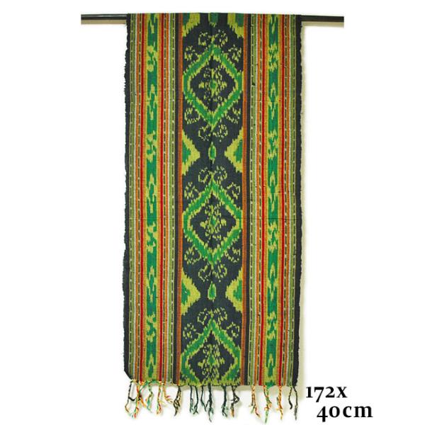 アジアンな空間を演出する際にファブリックは欠かせないアイテム。フロアテーブルや棚の上に敷くだけでお部屋の印象がガラリと変わります。またイカットハンガーなどに掛けてタペストリーとしても楽しめます。※手織りのためほつれや模様の崩れ、　 微妙な色...