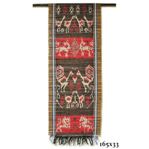 イカットの横糸のかわりにバンブーを丁寧に細く割いた枝を使い織り上げたイカットのすだれ。通常タイプよりもスレンダーなタイプになります。小窓の目隠しにも、もちろんイカット・ハンガーで壁に掛けても、又、大き目のテーブルにはテーブルセンターとしても...