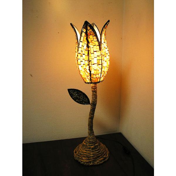 おしゃれなインテリアランプを見つけてきました☆透明な色付きのモザイクガラスを貼り合わせてチューリップの形にしたフロアーライトです。骨組みは鉄製、茎の部分は少し曲げられ、土台までウォーターヒヤシンスで巻きあげています。昼間でもコーナー等のオブ...