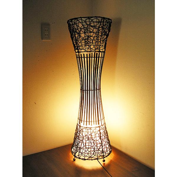 ちょっと変わったインテリアランプを見つけてきました。バンブーとラタンにホワイトの布で作られたスリムなフォルムのフロアーランプです。中央でくびれた形の筒状の骨組みは鉄製、内側には白い布が手作業で貼りつけられ、サイドに細く薄く割かれたバンブーと...