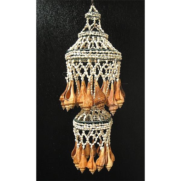小さなホワイトシェルをテグスでつなぎ合わせて作ったシャンデリアみたいな貝殻の吊り下げインテリア。ビーズのように長く繋いだ小さな貝殻で上手にお洒落な鳥カゴのような立体感を作り出しています。その先には6〜7cmの大き目のオレンジ色の巻貝が付いて...