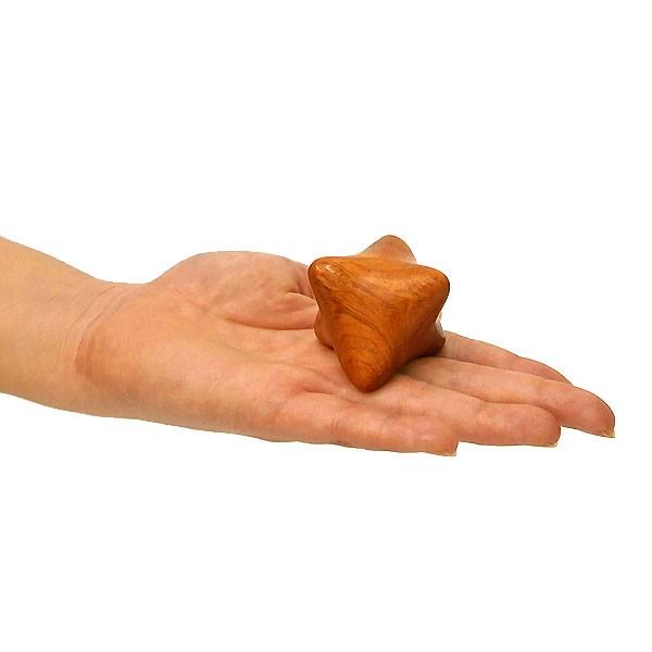 タイから入荷した天然素材を使ったマッサージグッズ！6本の突起で首や足を刺激するツボ押しマッサージグッズです。手に馴染む滑らかな作りで持っているだけでも気持ちが良くリラックス出来ます。 ハンドメイドの素朴な作りがアジアン雑貨らしい癒しを与えて...