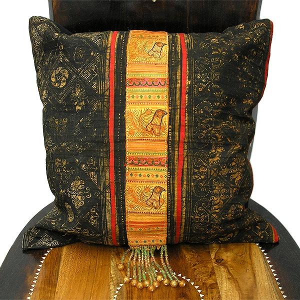 エスニックな色柄の布地に民俗的な雰囲気の刺繍とビーズを入れたモン族のクッションカバー。エキゾチックなビーズの飾りがアンティーク感を出しています☆エスニックで民族的な色柄の模様を繋ぎ合わせた色彩はモン族ならでは。この一枚でお部屋をアジアン風に...