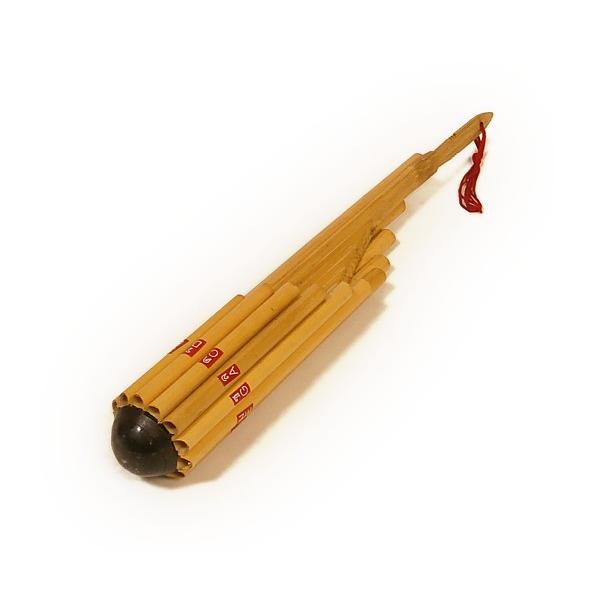 筒型でヴォットと呼ばれタイの民族楽器。先端の黒い部分を下唇のちょっと下に当て、そこから笛を吹く要領で両手で楽器を回しながら演奏します。演奏してみると「ピィピィピロロ〜」と、昔懐かしい屋台から聞こえてきそうな、軽快な音色が流れてきます。全ての...