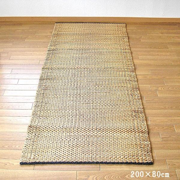 ざっくりとした素朴な感触のウォーターヒヤシンスのラグマット。ウォーターヒヤシンス水草を密度濃く編み込み、丈夫でしっかりした仕上がりになっています。ウォーターヒヤシンスの茎を乾燥させたものを天然のままの風合を大切にして太目に編み上げられており...