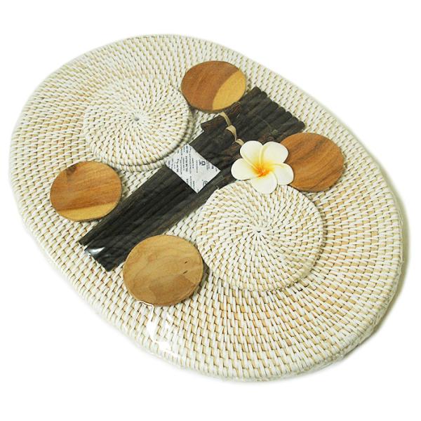 ラタンを素材にしたランチョンマット、コースター、お箸、木の小皿のセット4人様用のセットになります。ランチョンマットとコースターは硬いラタンを曲げて細く切った厚めのビニールの紐で編み込んでいます。ナチュラルカラーのラタンとホワイトの色合いはシ...