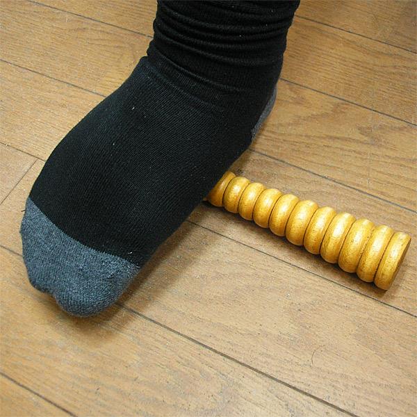 バリから入荷した天然素材を使ったマッサージグッズ！健康器具の定番、足裏のツボを刺激するマッサージ棒です。使い方は簡単！マッサージ棒の上に足を乗せてつま先からかかとの間をゴロゴロと前後に転がすだけ。椅子に座ったまま、片足や両足で転がすととても...