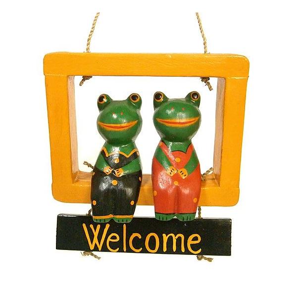 アンティーク風な木枠に腰掛けたカエル君カップルWelcomeプレートNEWバージョンで新登場です！ 新しくなっても、ちょっと抜けたお茶目な感じは健在、ほんわかムードで出迎えてくれます♪壁掛けタイプなので、ご自宅の玄関やお部屋、ショップ入り口...