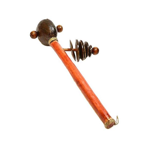 ココナッツの実を使って作られたマラカスみたいな楽器。先端の丸い部分は揺らすと木魚の様な『ポク♪ポク♪』と軽快な音が、下側のココナッツを輪切りにした部分は『カシャ♪カシャ♪』と軽快なリズムを奏でてくれる遊び心満点の楽しい手作りの楽器です☆ ※...