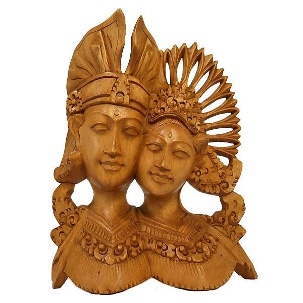 インド中世の大叙事詩Ramayanaに登場するWISNU神の分身ラーマ王子とその妻で土から生まれた神シータ幾多の謀略を乗り越えて純愛を貫き最後にラーマは王位を継ぎます。一本の自然木から形をとりバランス良く丁寧に彫り上げています。二人の表情も...