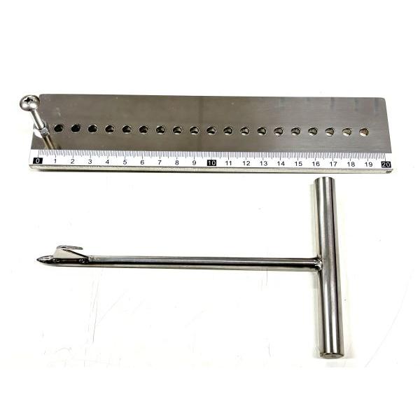 アシストマスターサポート針を結ぶ際の締め込み、リングの締め込み用最初に針のミミを整えてから締め込み、その後にリングを締め込みます。※滑り止めゴムは付いていません。(ホームセンターなどに売っています。厚さは1cmがベストです。)