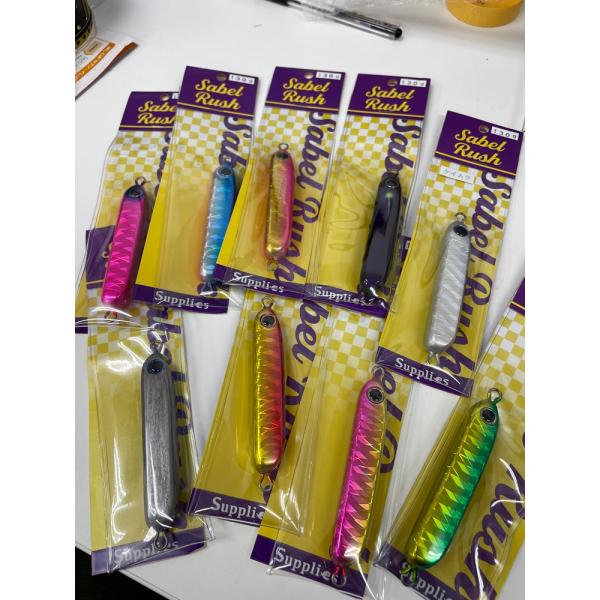 特に東京湾でのミニマムベイト時に強い。潮を受けても流れにくいずんぐりとしたボディと長さを抑えた小さなボディが食い渋ったタチウオを連れてきてくれます。タングステンが主流となっている東京湾タチウオに、一石を投じる新設計ジグです。店主もテスト同行...