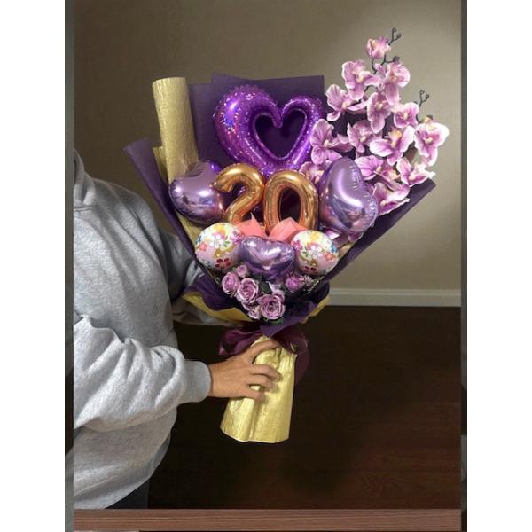 成人式を華やかに彩る「２０２６年版成人式バルーンバンチ（雅タイプ）バルーン花束」は、特別な日を一層引き立てます。和風のデザインが特徴で、着物との相性も抜群です。バルーンと造花の組み合わせにより、長期間美しさを保ちます。特に、造花の胡蝶蘭が高...