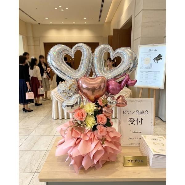 卓上バルーンスタンドは、選べる2色のカラーで、特別なイベントを華やかに彩ります。ドレスのような豪華さを持ち、発表会や結婚式などの特別なシーンに最適です。バルーンと造花の組み合わせが、視覚的なインパクトを与え、祝福の場を一層引き立てます。お誕...