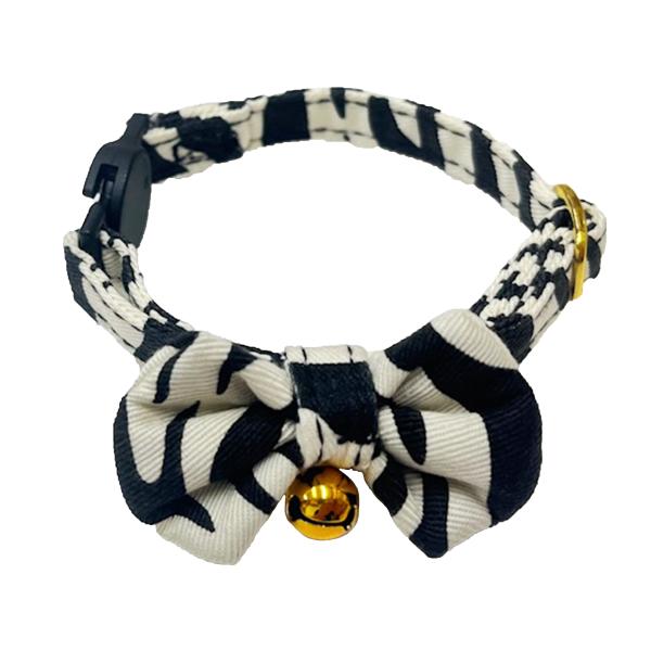 岡野製作所　アニマルリボンキャット ゼブラおしゃれなアニマル柄の肌にやさしいコットン製生地を使用した、大きなリボン付きの猫用首輪です。負荷がかかると外れるセーフティバックルタイプ。万が一枝などに首輪が引っかかっても、バックルが外れるので安心...