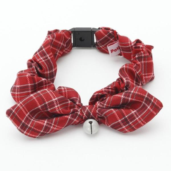 ペティオ　シャルマン キャットカラーシュシュ チェック レッド光沢のある生地を使用した上質感のある猫首輪。凛とした表情と洗練されたデザインが個性をさりげなく演出します。左右に力が加わるとバックルが外れるセーフティー仕様。反射鈴付き。---対...